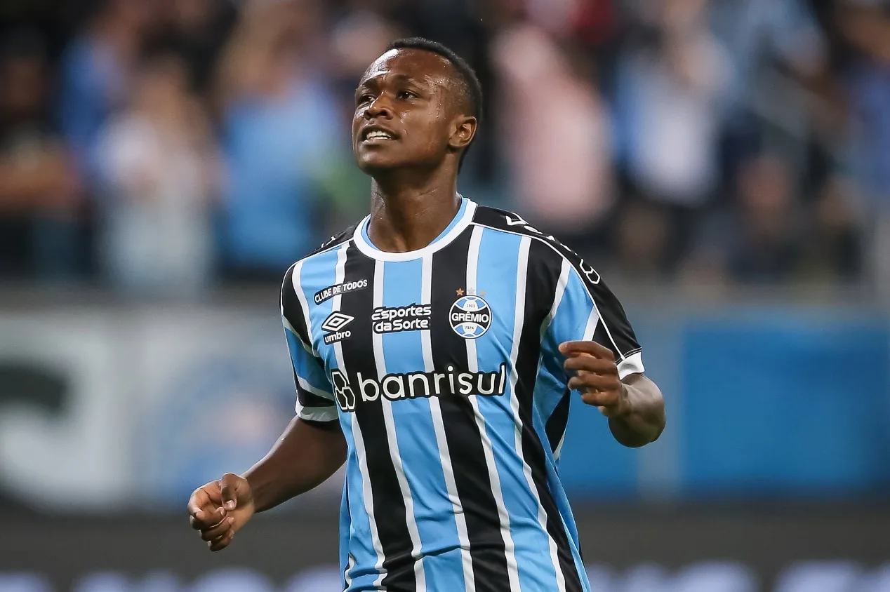 Grêmio: Nathan Fernandes faz golaço de letra durante treino; veja