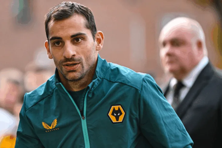 Dia de fúria: jogador do Wolverhampton briga, cospe e quebra TV
