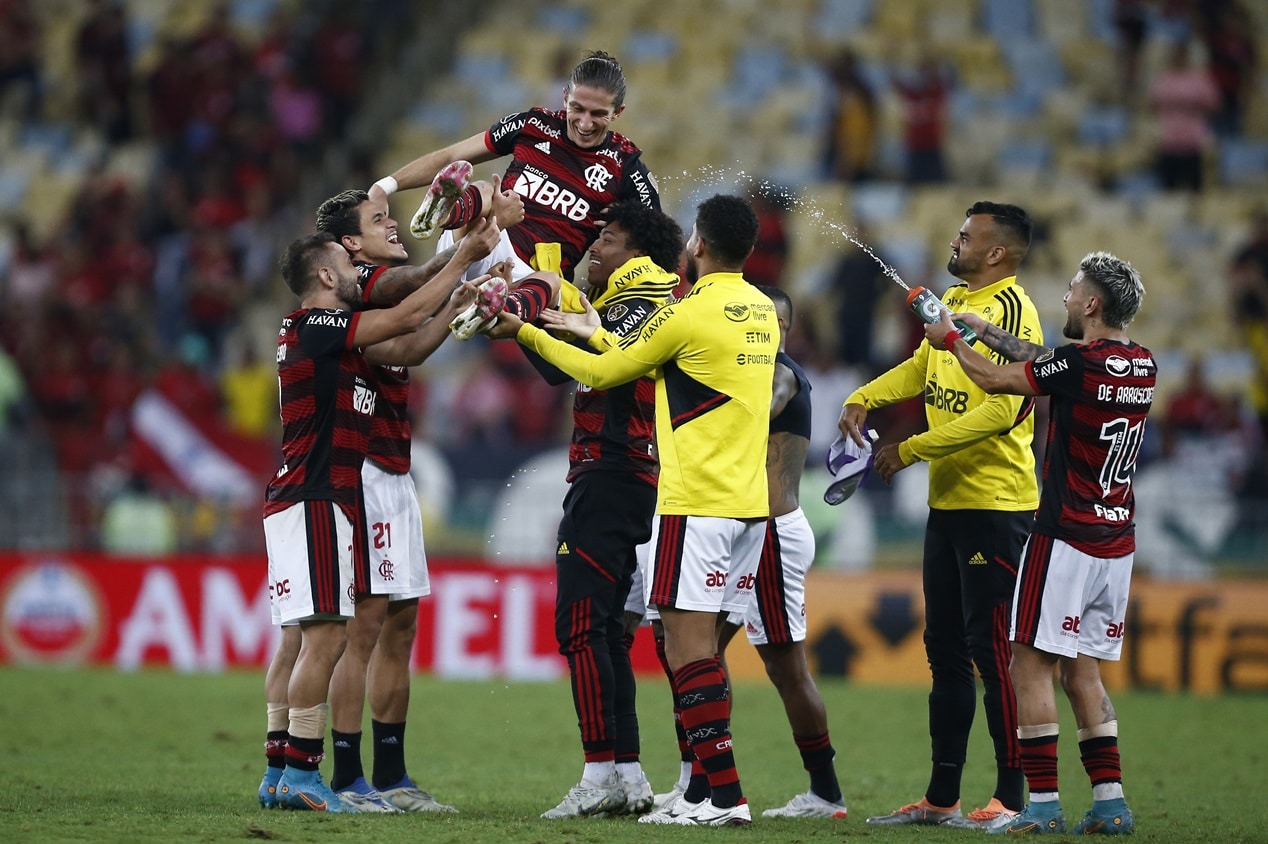 Filipe Luís e Rodrigo Caio são homenageados por torcedores do Flamengo Filipe Luís e Rodrigo Caio são homenageados por torcedores do Flamengo