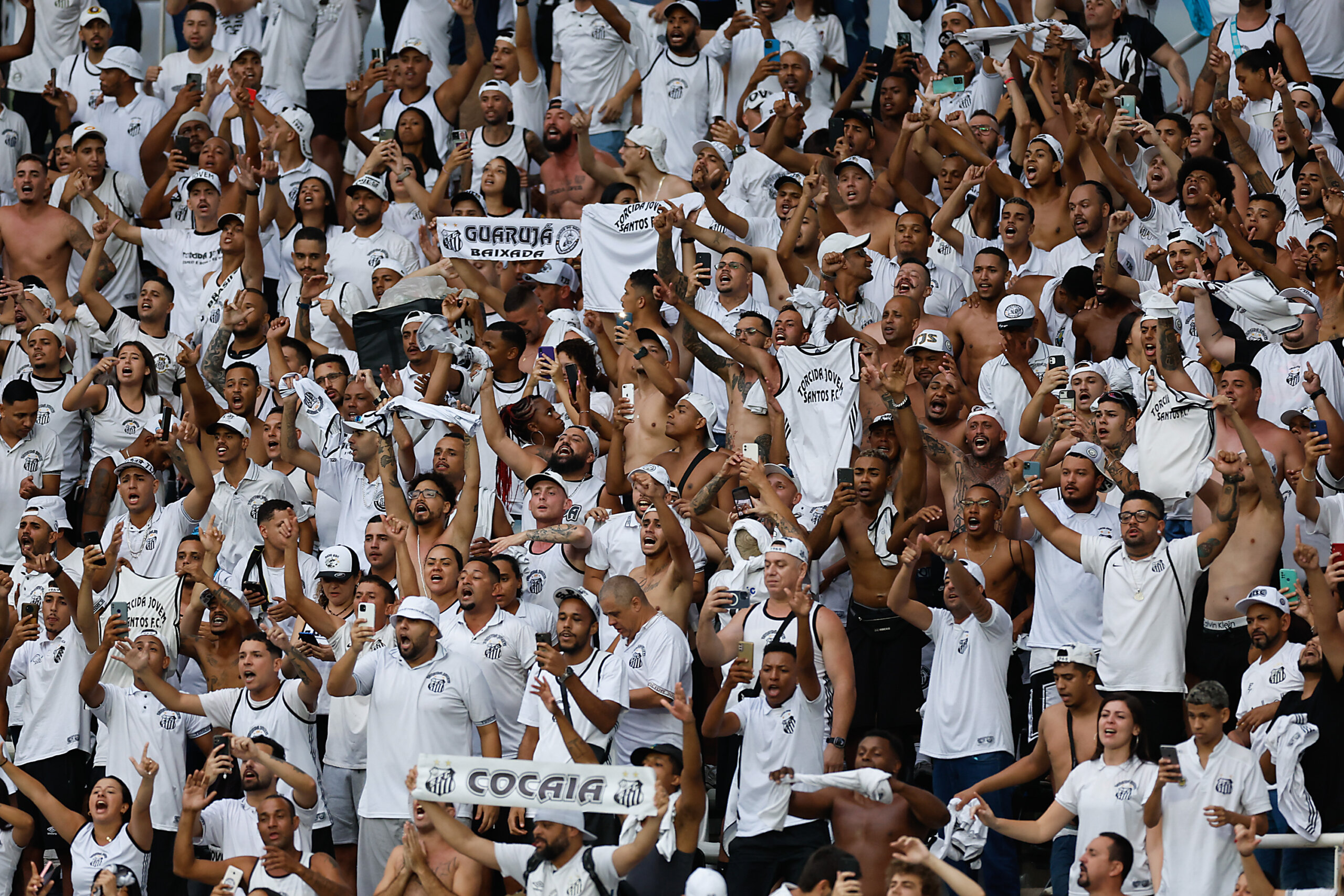 Torcedores do Santos jogam sal grosso na Vila Belmiro antes de decisão