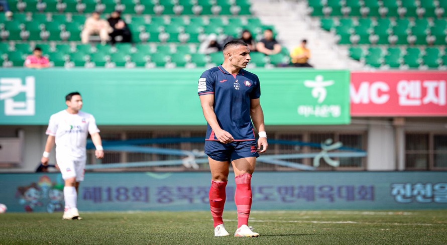 Ex-Santos e Vasco, Venicio Fernandes celebra estreia como titular