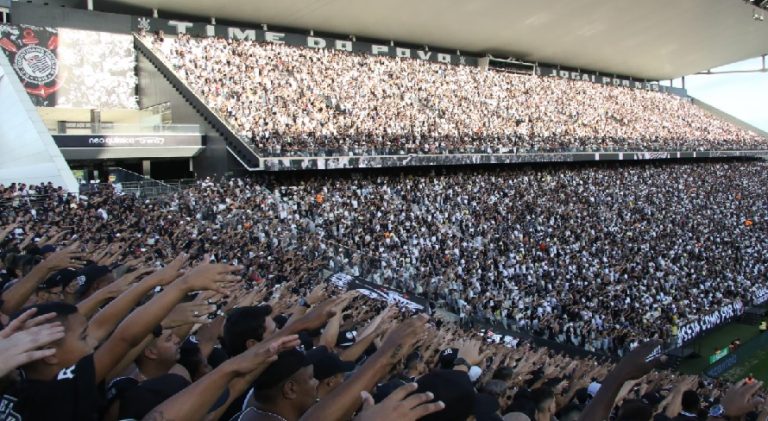 Torcedores do Corinthians cravam três maiores times do futebol brasileiro