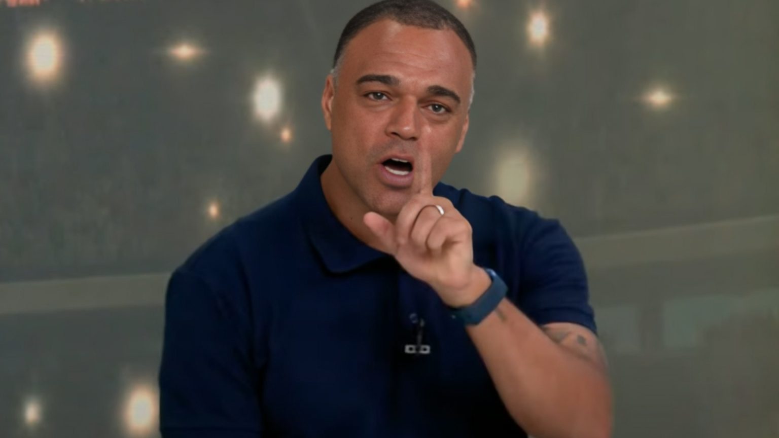 Denílson reconhece torcida que impressiona no Brasil hoje