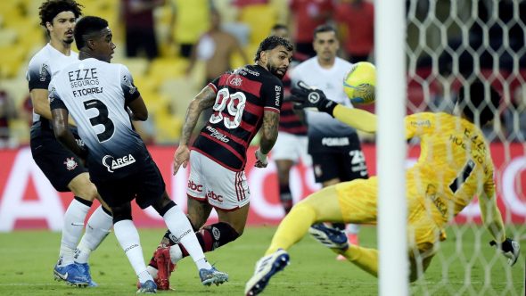 Casagrande cita atleta que pode trocar Corinthians pelo Flamengo